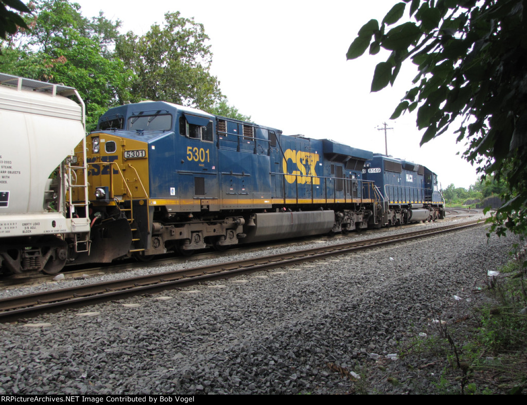 CSX 5301 and HLCX 8149